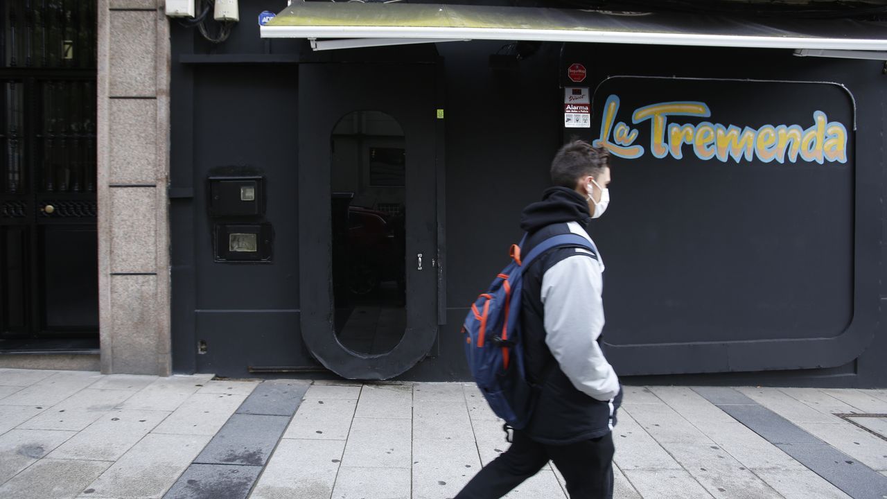 ¿Puede la policía entrar sin una orden judicial en un bar o en una casa donde se celebre una fiesta?